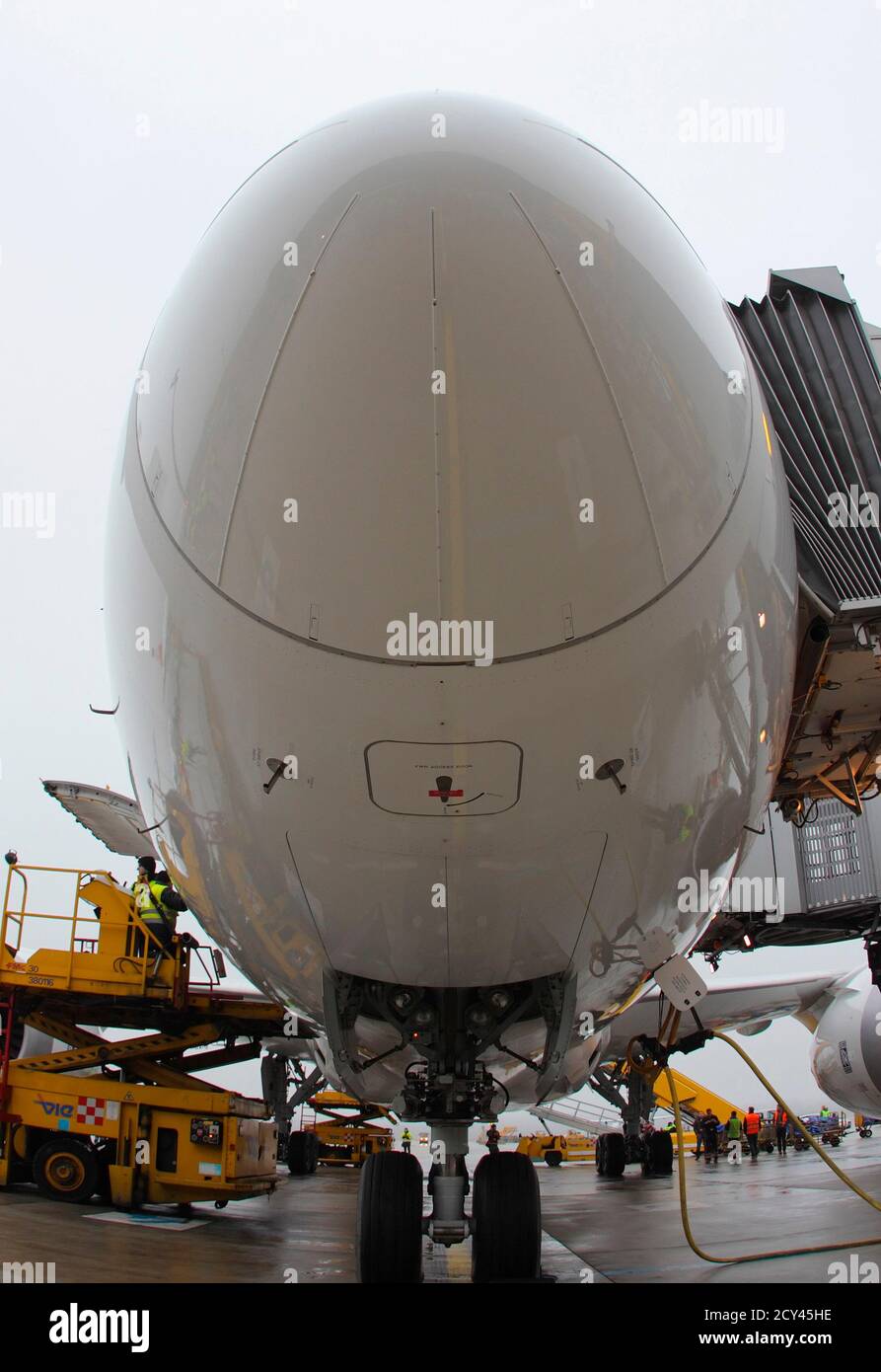 787 landing front hi-res stock photography and images - Alamy