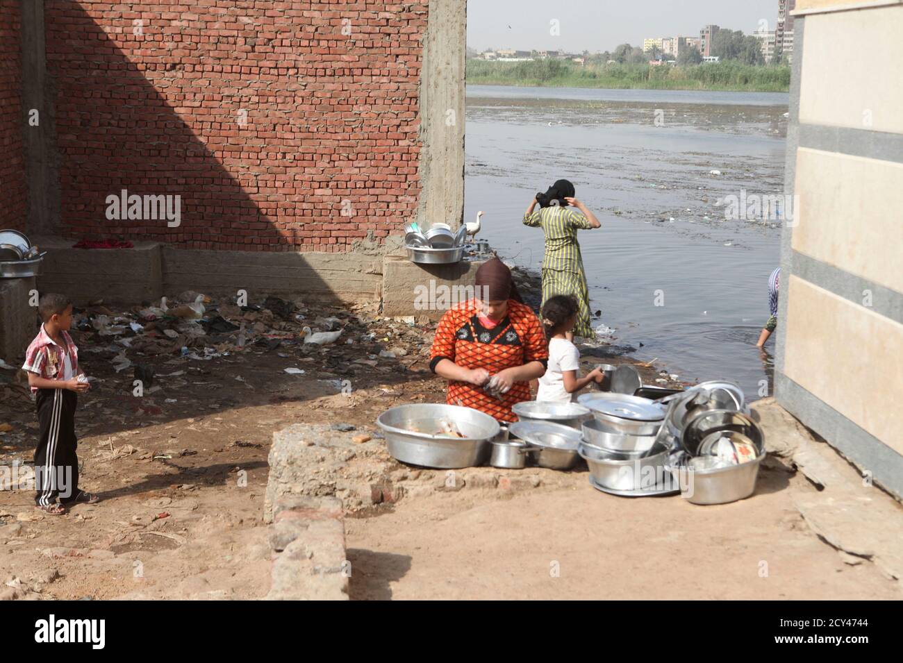 Egyptian Woman Washing Dishes High Resolution Stock Photography and ...