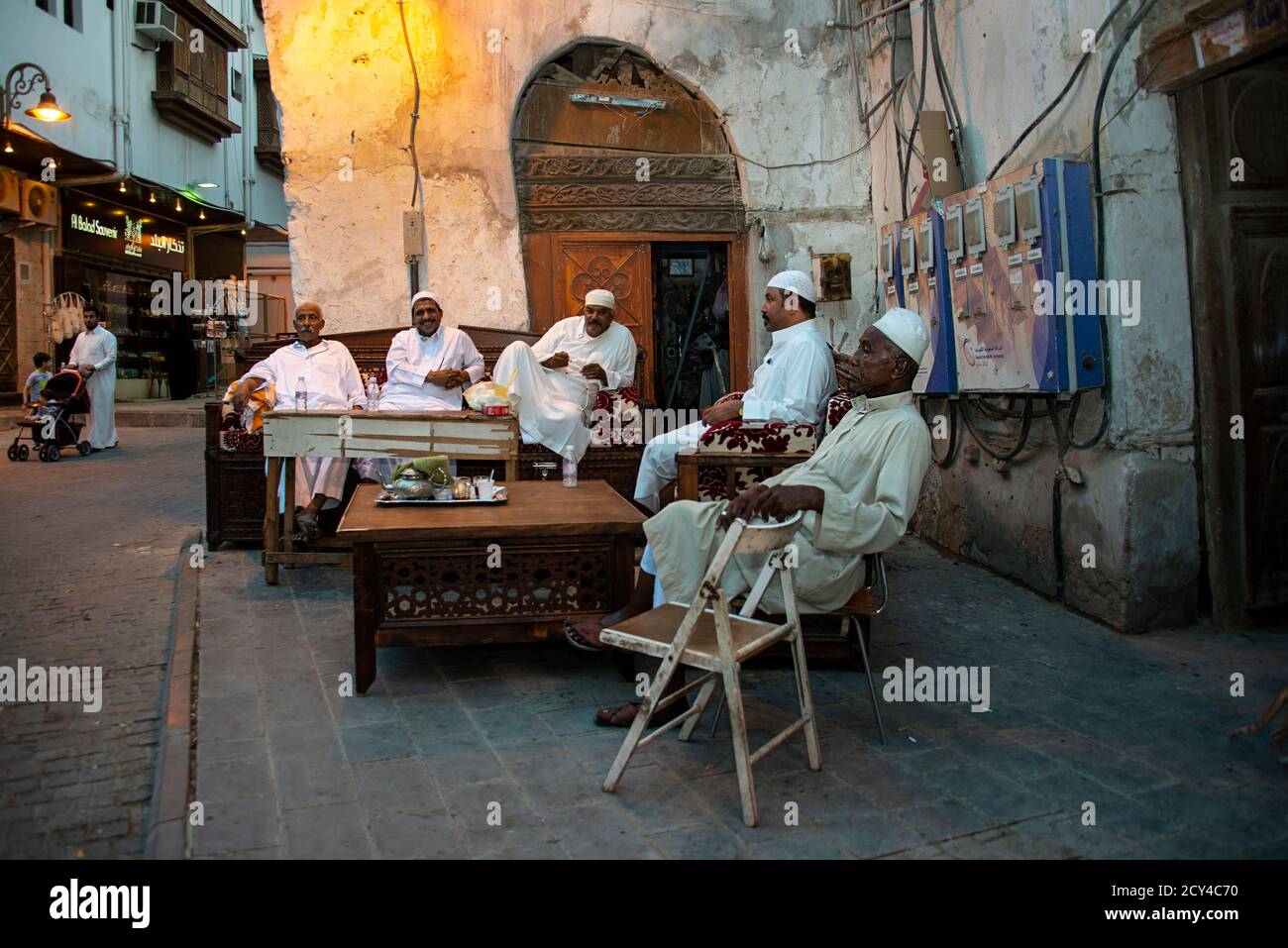 Saudi arabia tea hi-res stock photography and images - Alamy