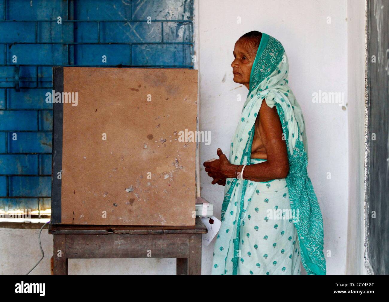 Indian voting village hi-res stock photography and images - Alamy
