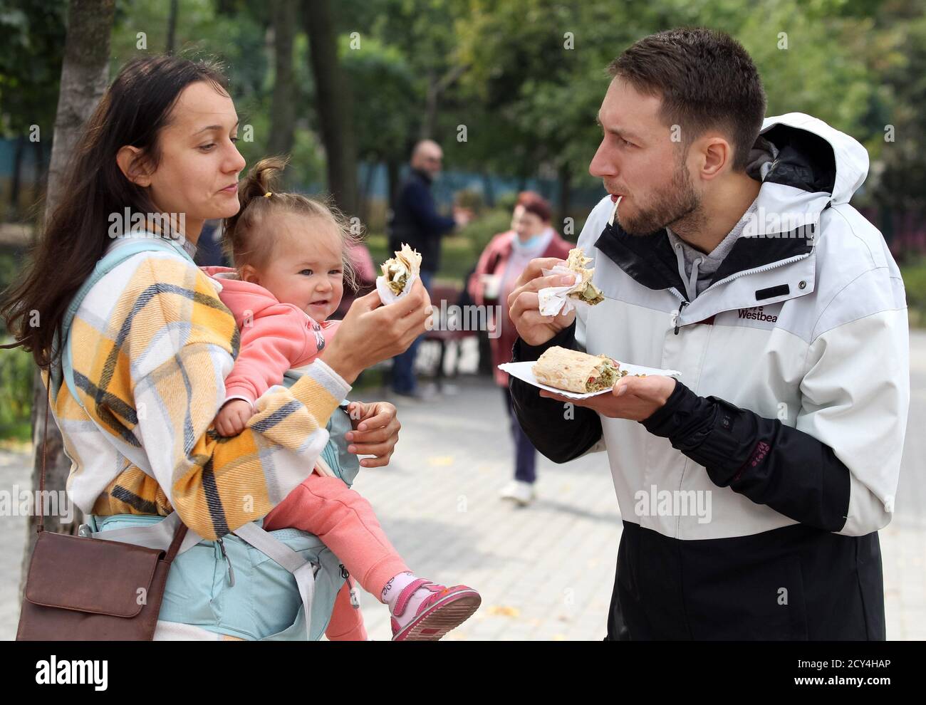 A family eating the longest vegetarian shawarma.Record-breaking 27 ...