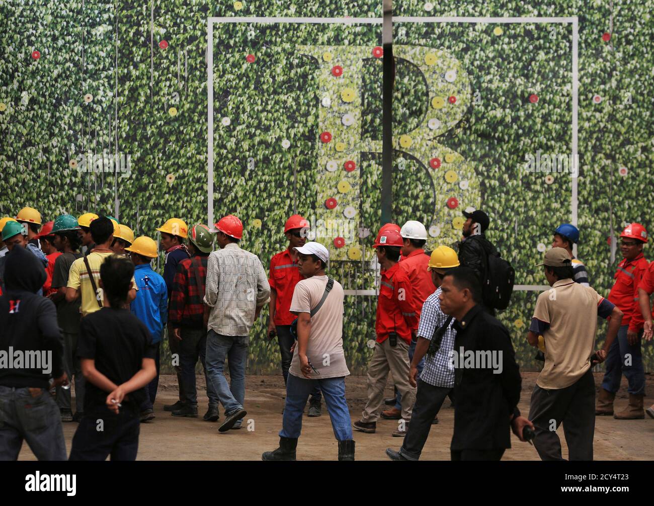 Construction workers building indonesia hi-res stock photography and ...