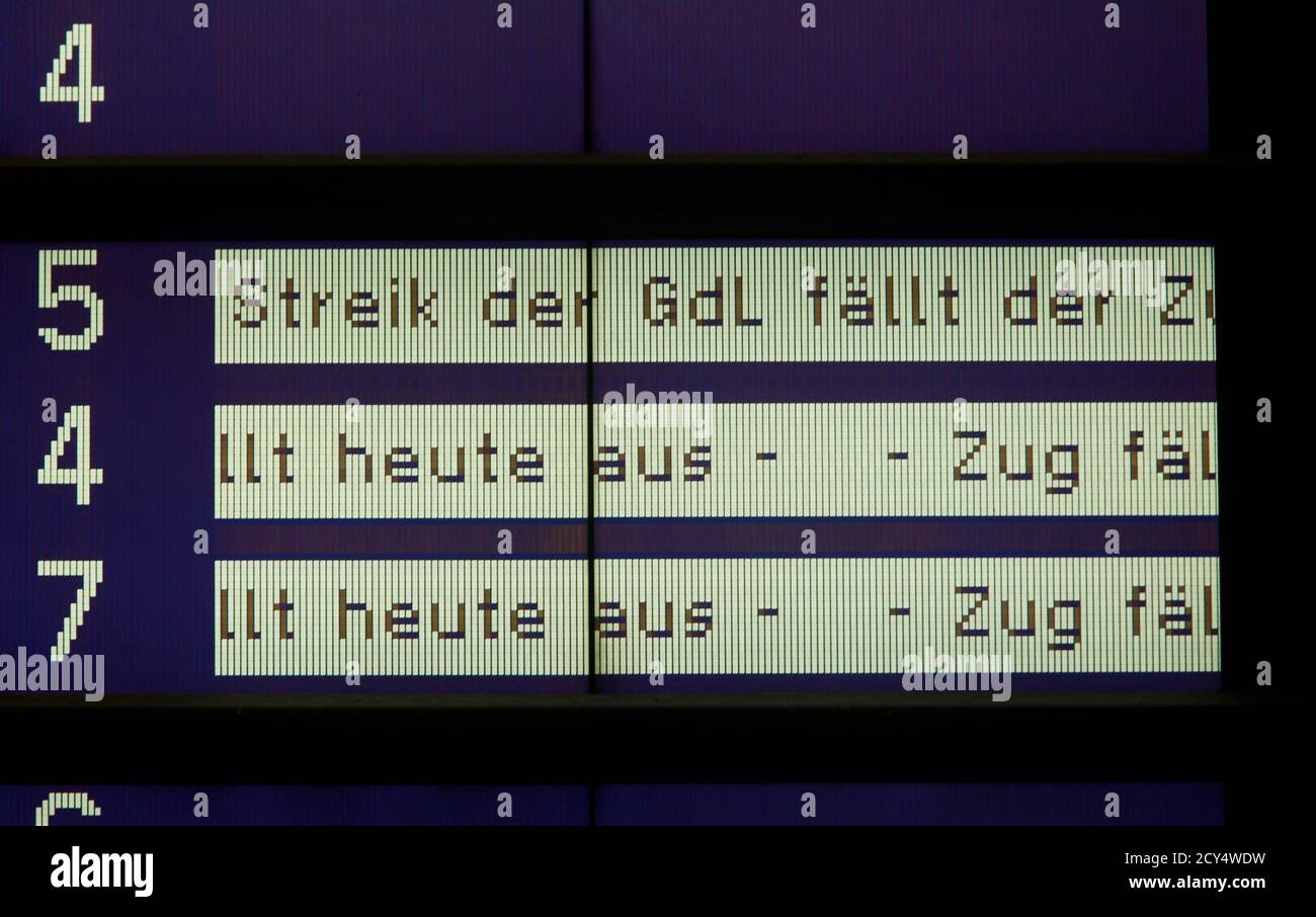 Display board deutsche bahn train hi-res stock photography and images ...