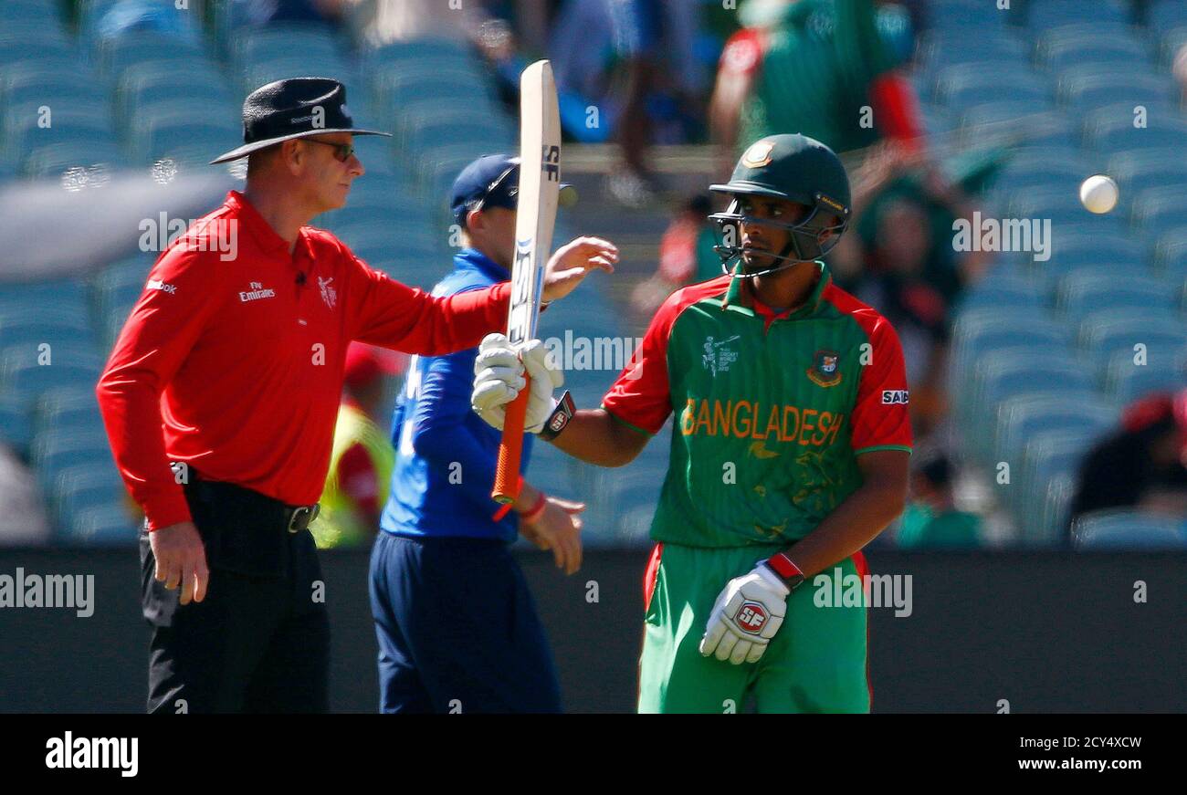 Umpire paul reiffel hi-res stock photography and images - Alamy