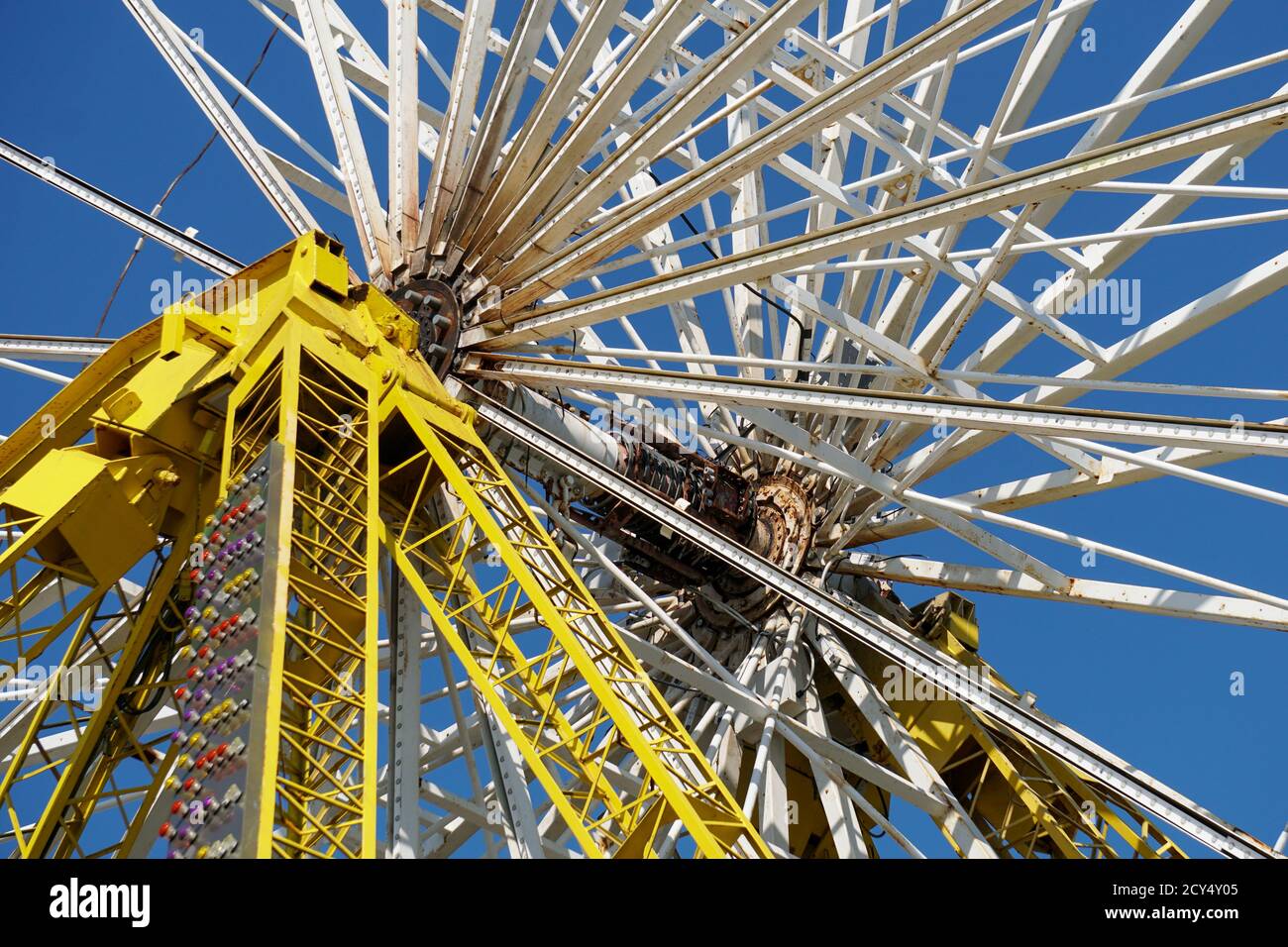 Inner workings and gears of a ferris wheel Stock Photo - Alamy