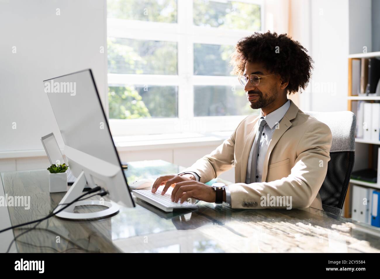 Black man working in office hi-res stock photography and images - Alamy