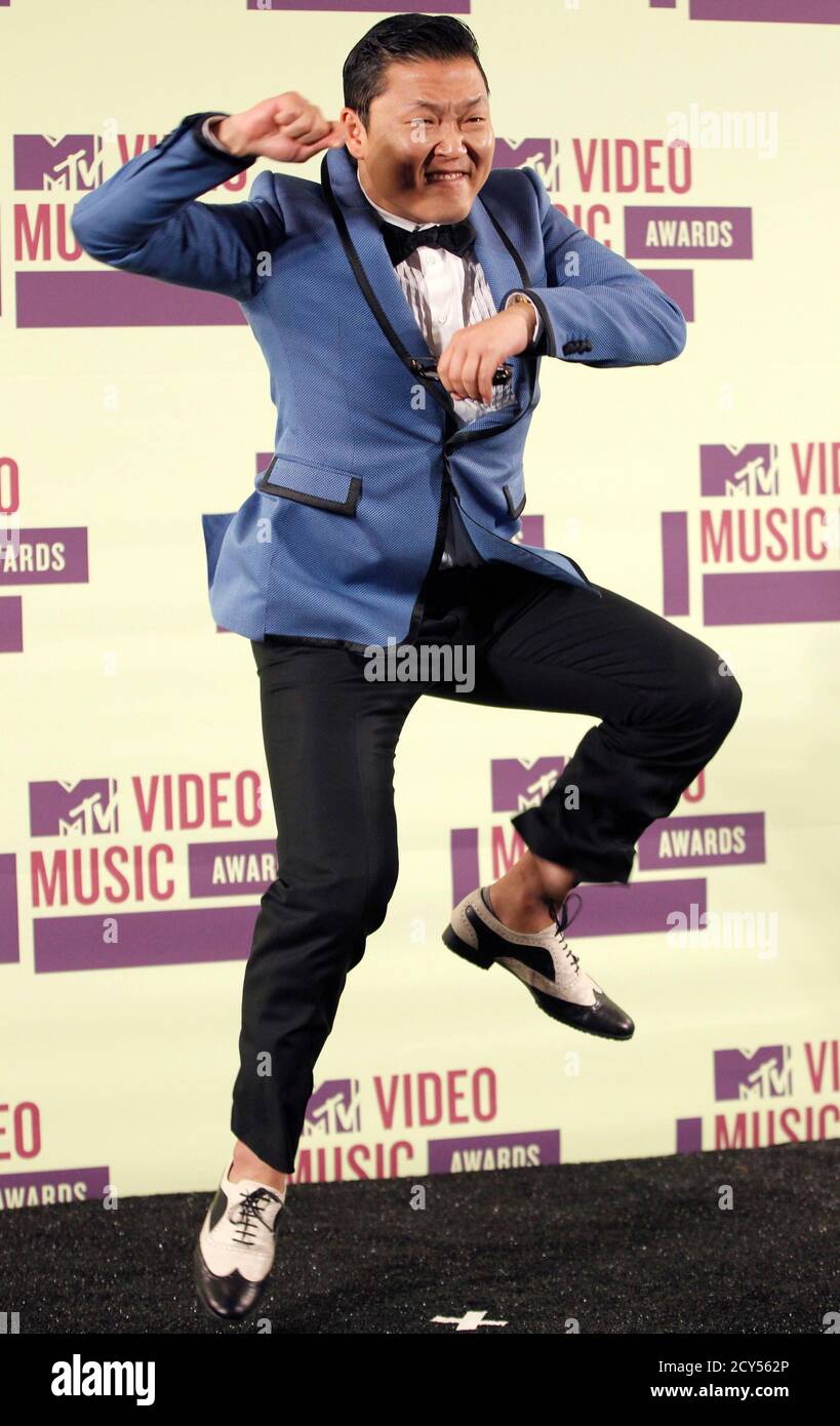 Korean music video hi-res stock photography and images - Alamy