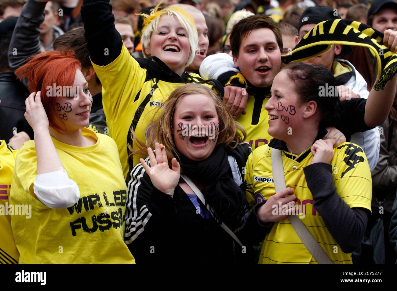 Borussia dortmund fans cheer before hi-res stock photography and images ...