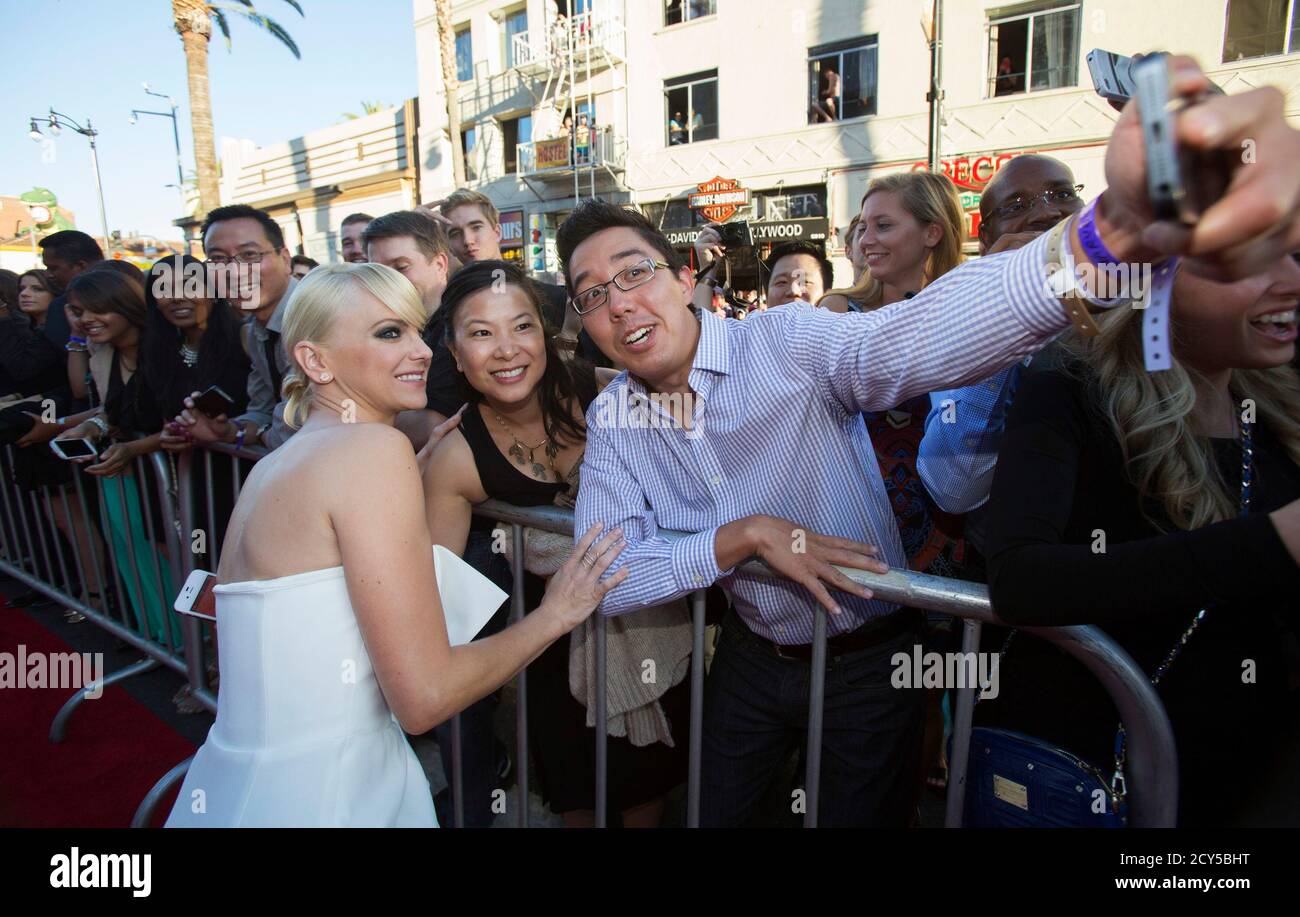 Anna faris and fans High Resolution Stock Photography and Images - Alamy