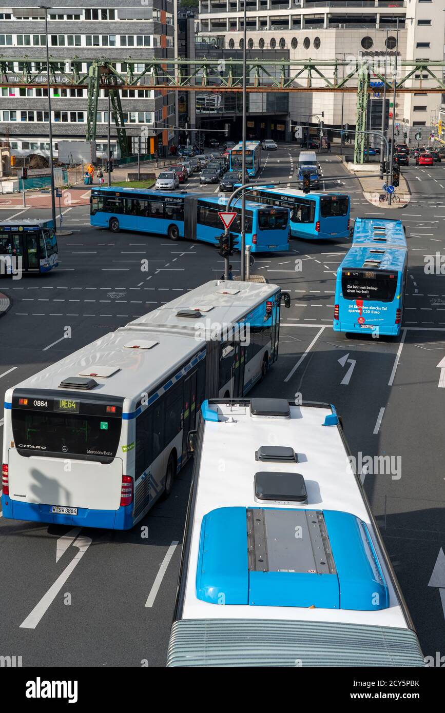 Buses turn hi-res stock photography and images - Alamy
