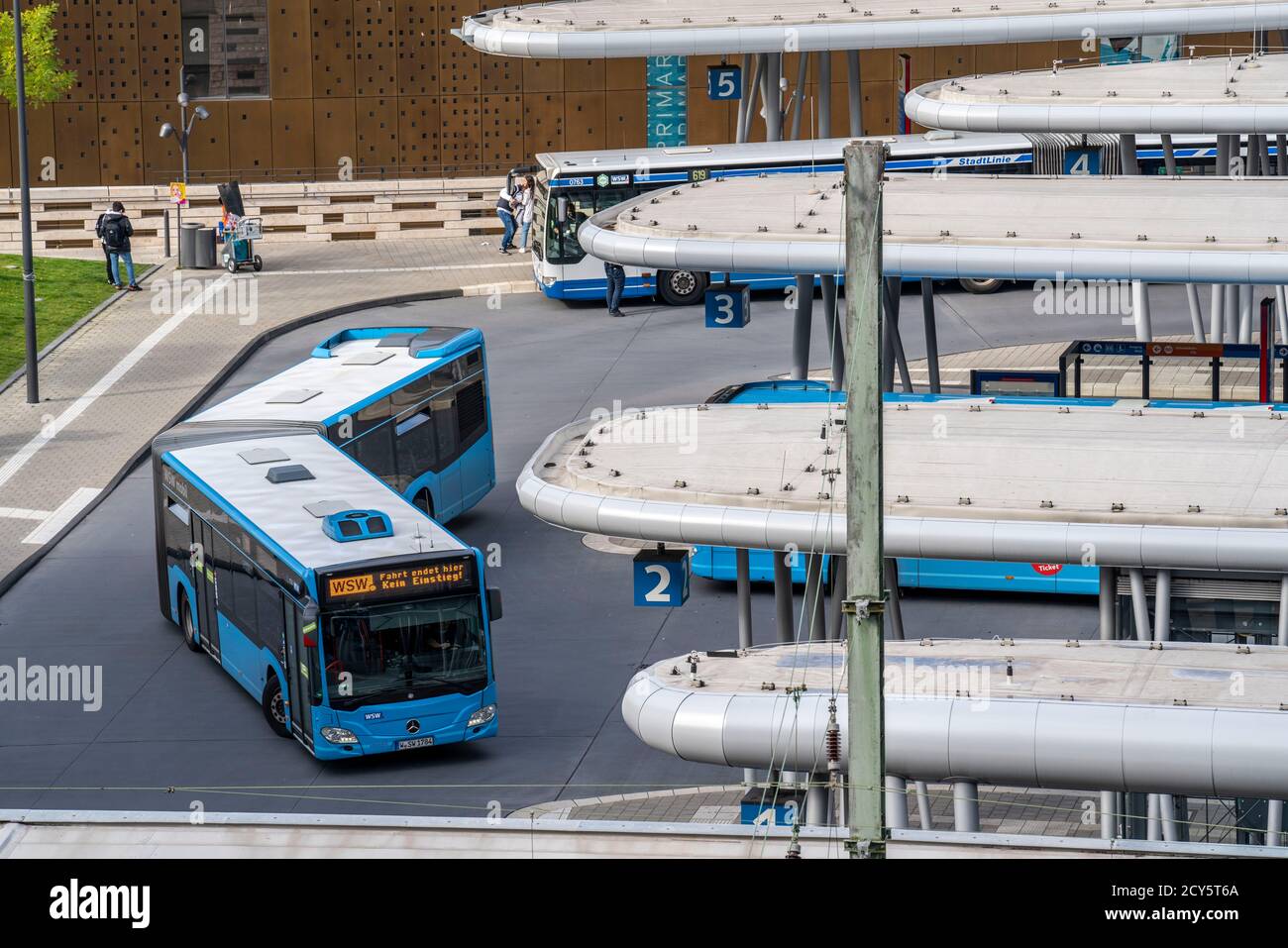 Wuppertal, central bus station, at the main station, 5 platforms with 18 stops for WSW buses ...