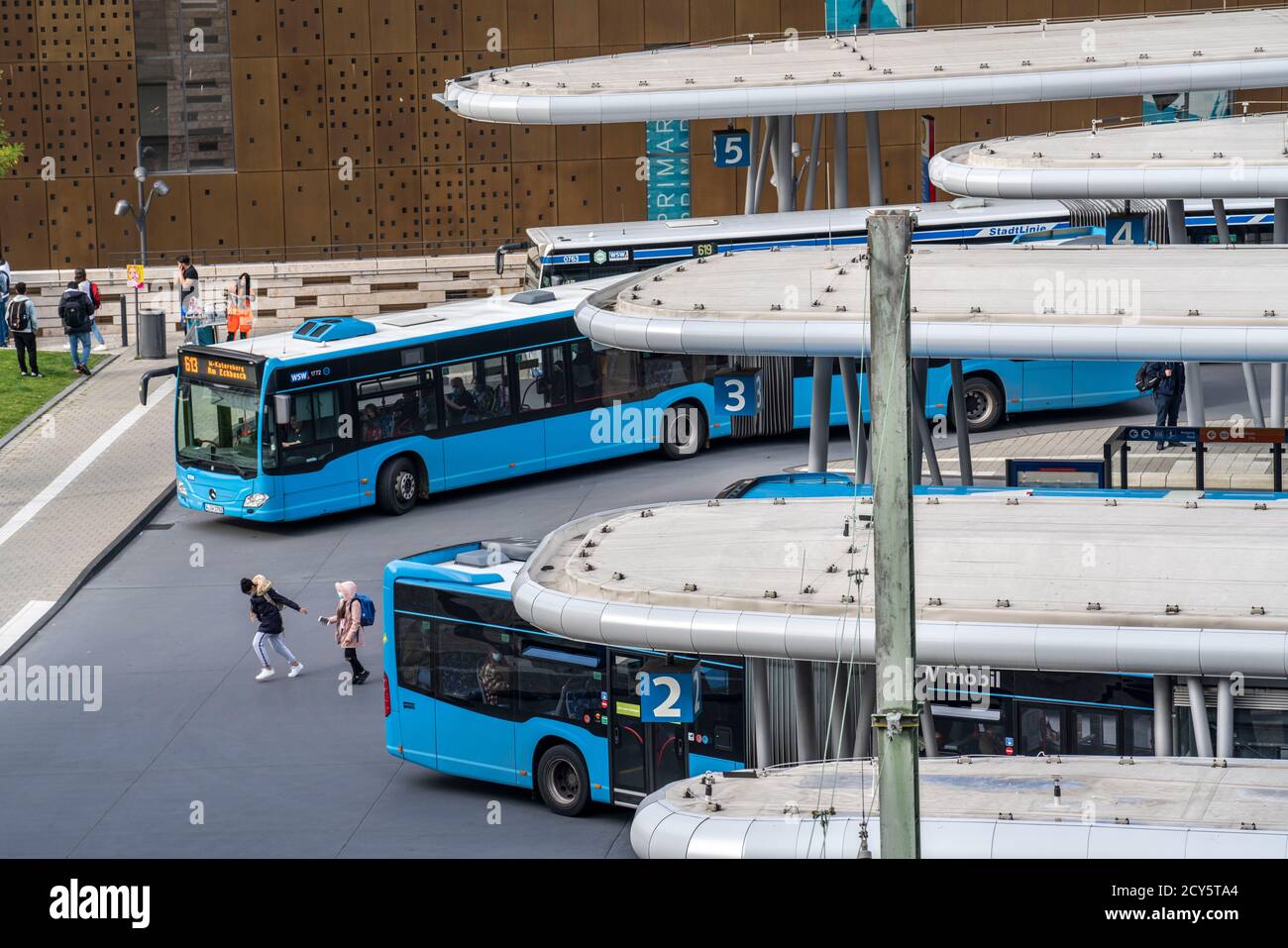 Wuppertal, central bus station, at the main station, 5 platforms with 18 stops for WSW buses ...