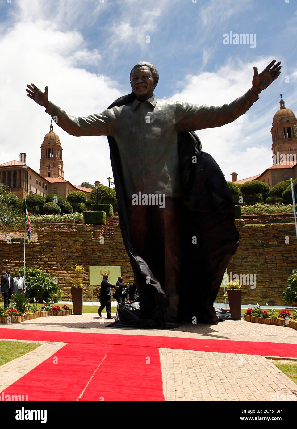 Nelson mandela statue union buildings hi-res stock photography and ...