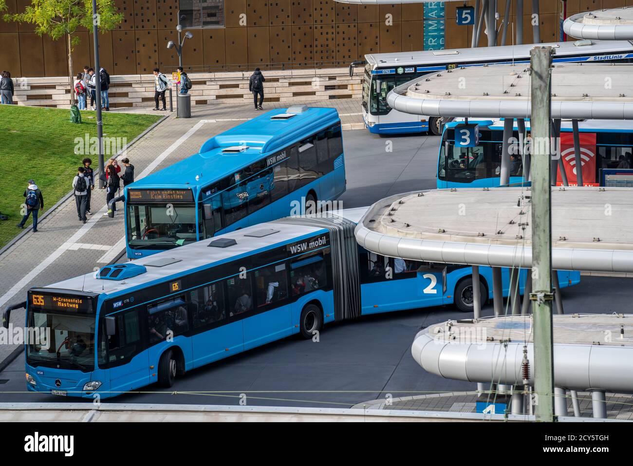 Wuppertal, central bus station, at the main station, 5 platforms with 18 stops for WSW buses ...