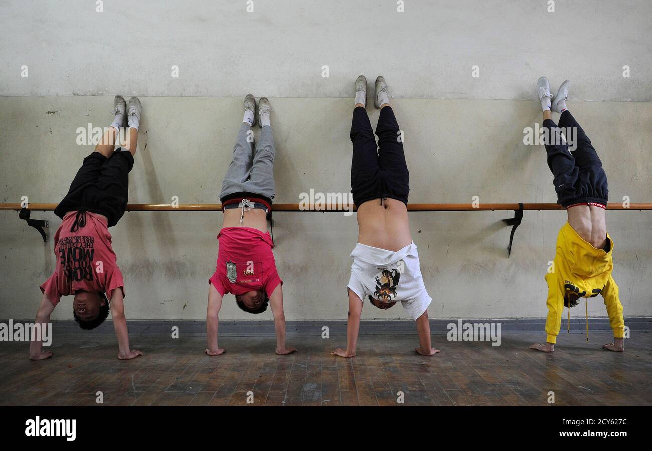 Perform handstands hi-res stock photography and images - Alamy