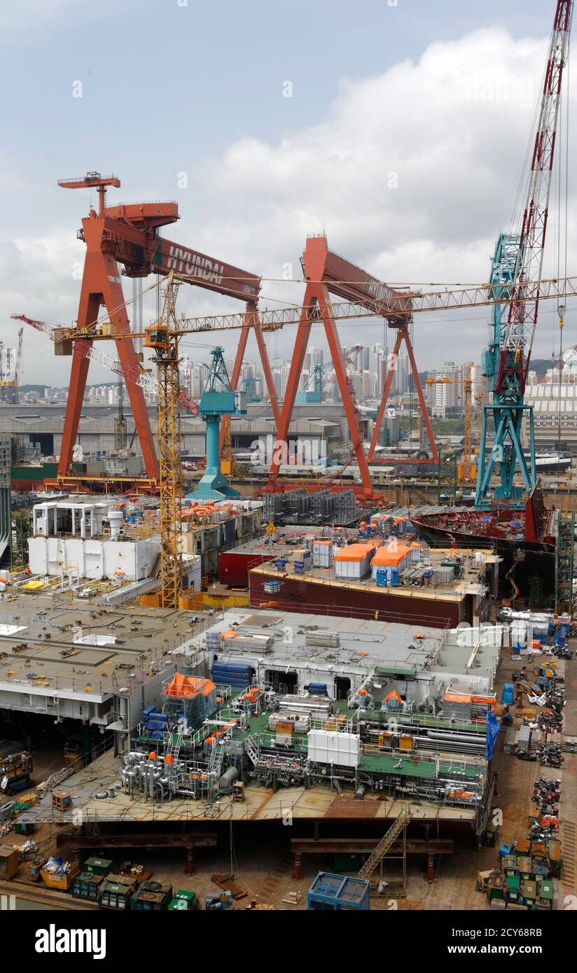 Hyundai heavy industries shipyard korea hi-res stock photography and ...