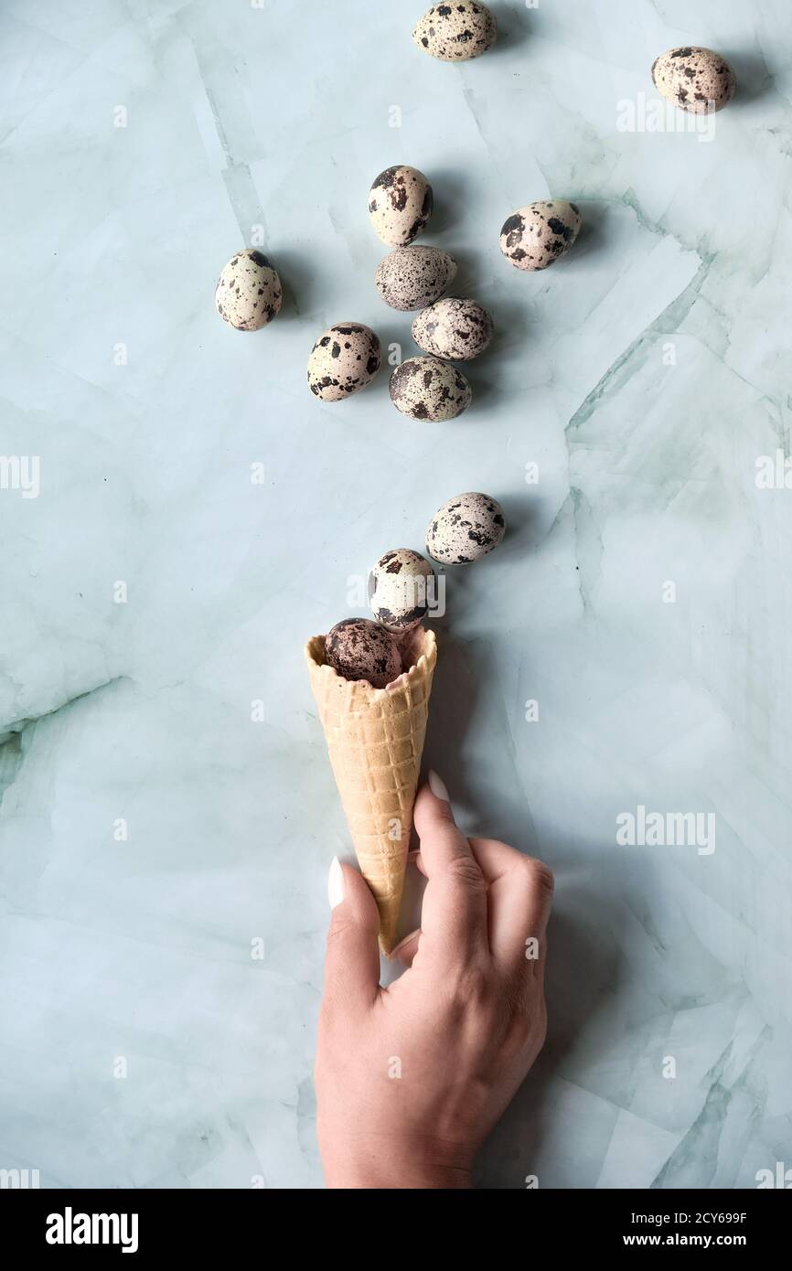 Quail flying hi-res stock photography and images - Alamy