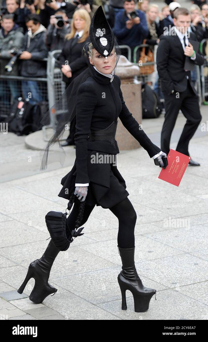 Daphne guinness alexander mcqueen hi-res stock photography and images ...