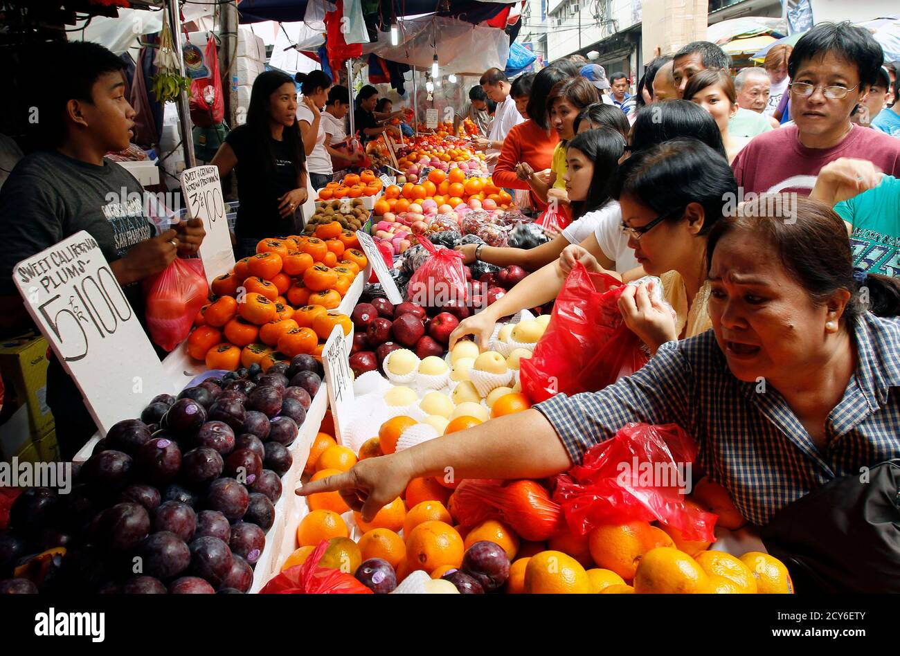 Filipinos with round fruit hi-res stock photography and images - Alamy