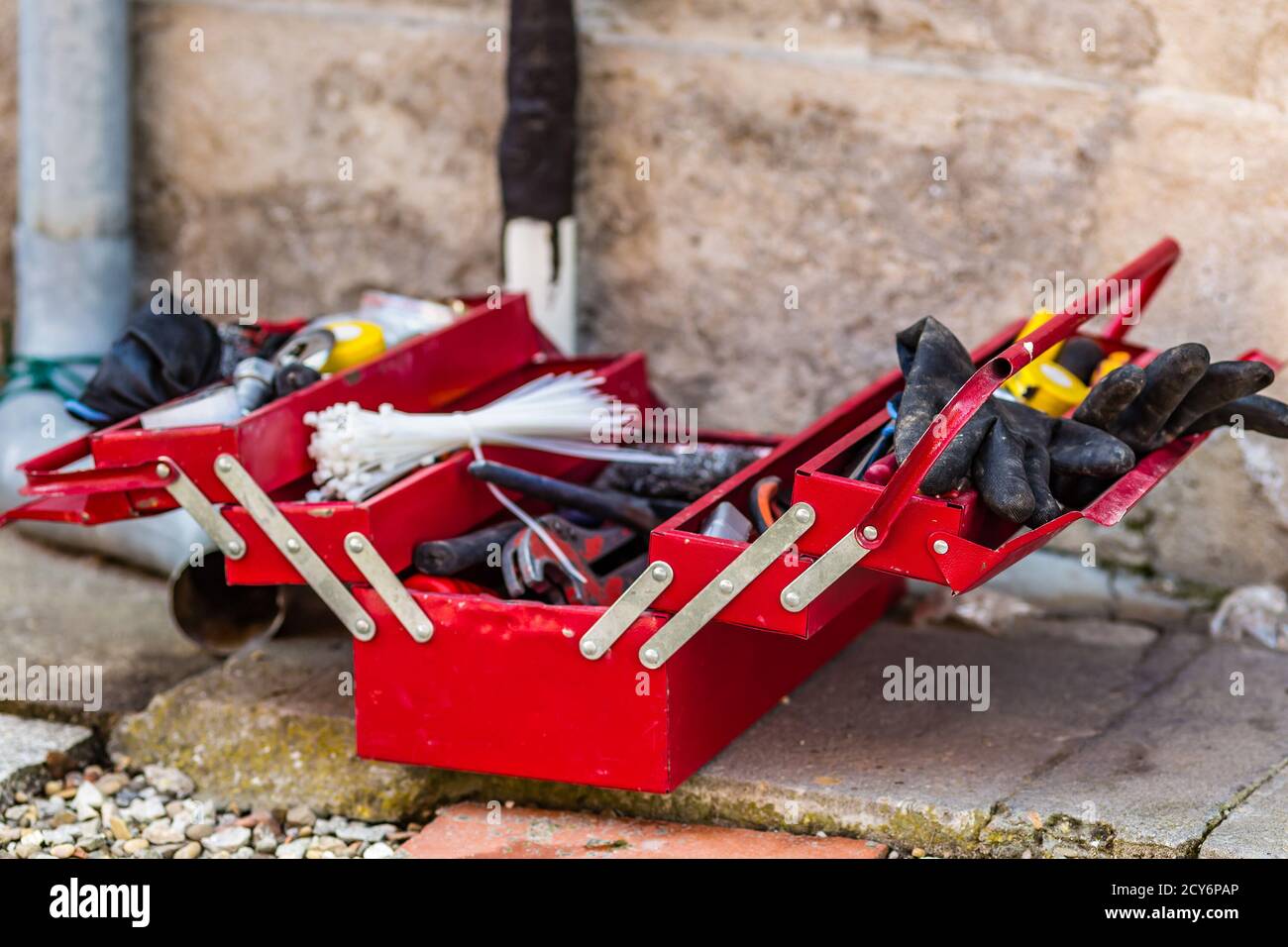 Red toolbox hi-res stock photography and images - Alamy