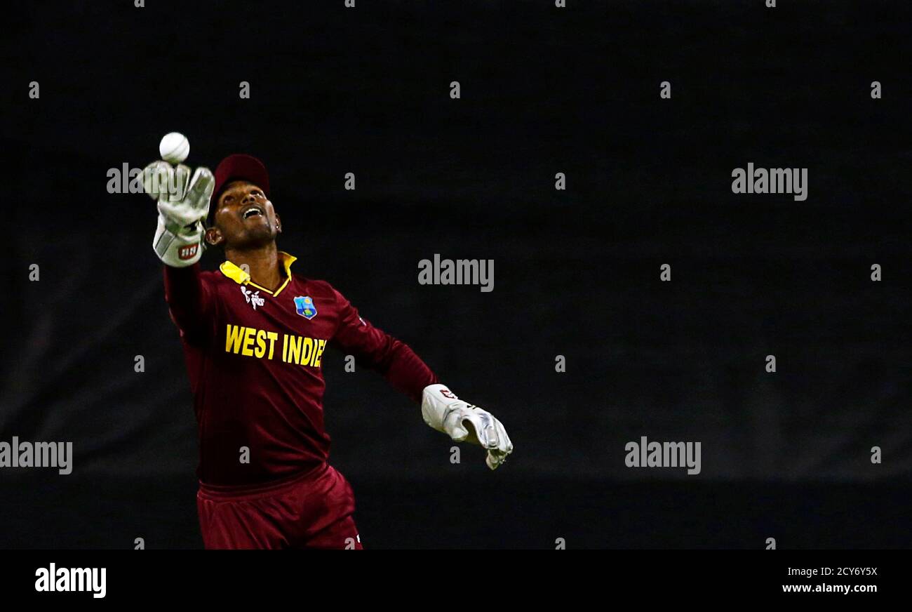 Wicket keeper hands hi-res stock photography and images - Alamy