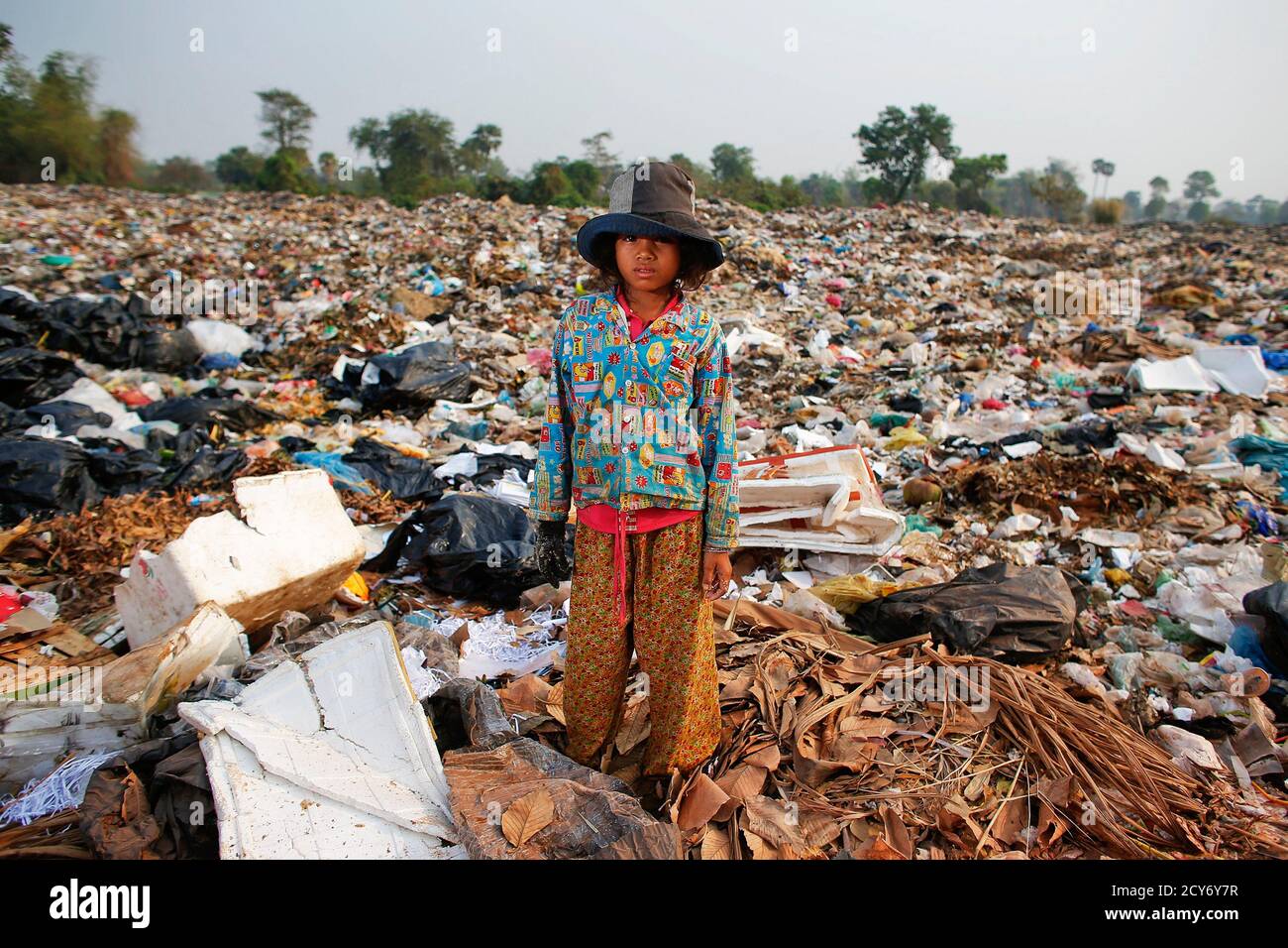 Dumpsite girl hi-res stock photography and images - Alamy