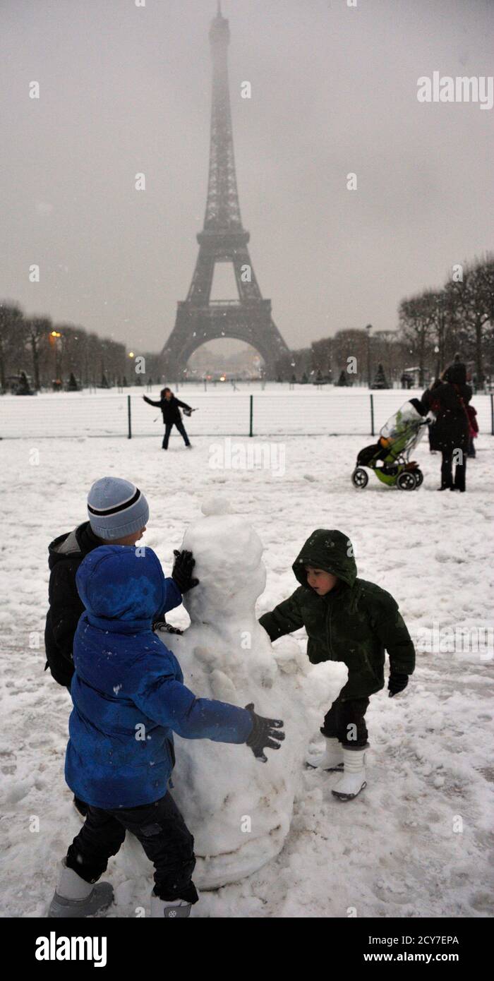 Snowman at eiffel tower hi-res stock photography and images - Alamy