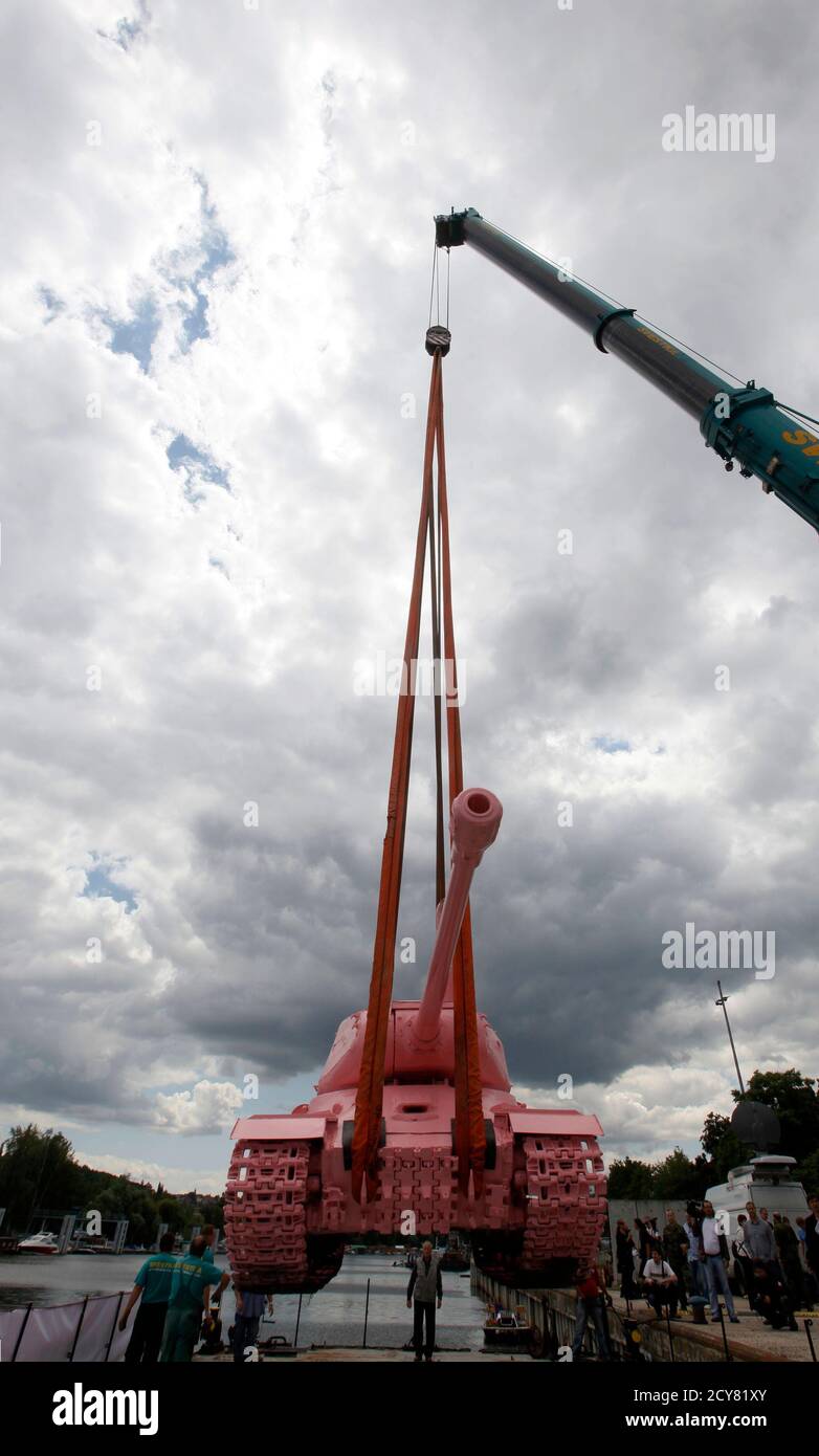 Cerný pink tank hi-res stock photography and images - Alamy