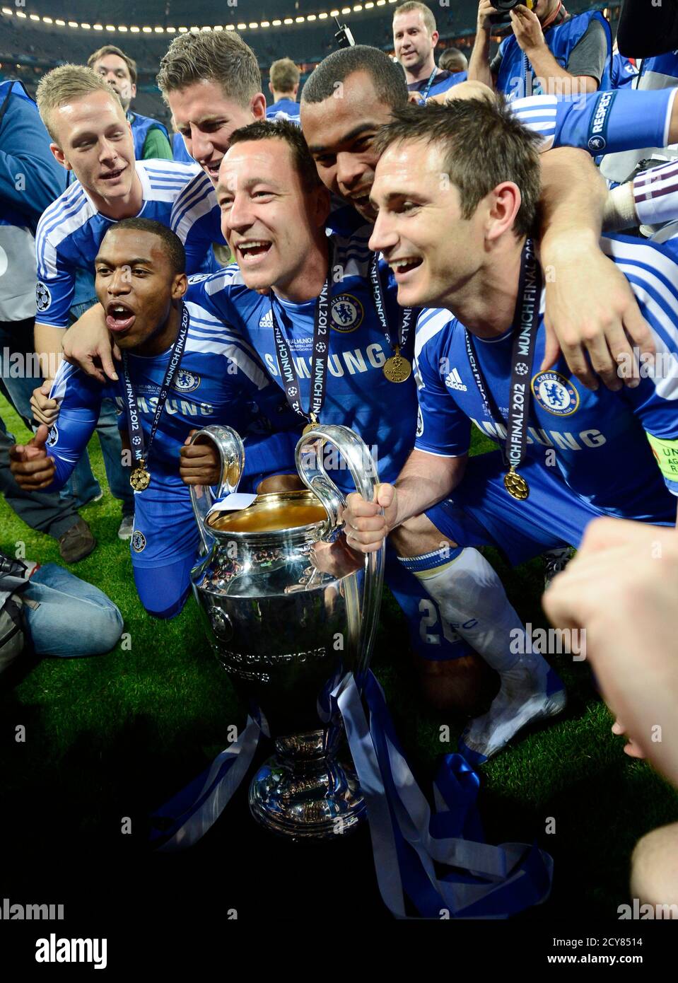 Chelsea bayern 2012 trophy hi-res stock photography and images - Alamy