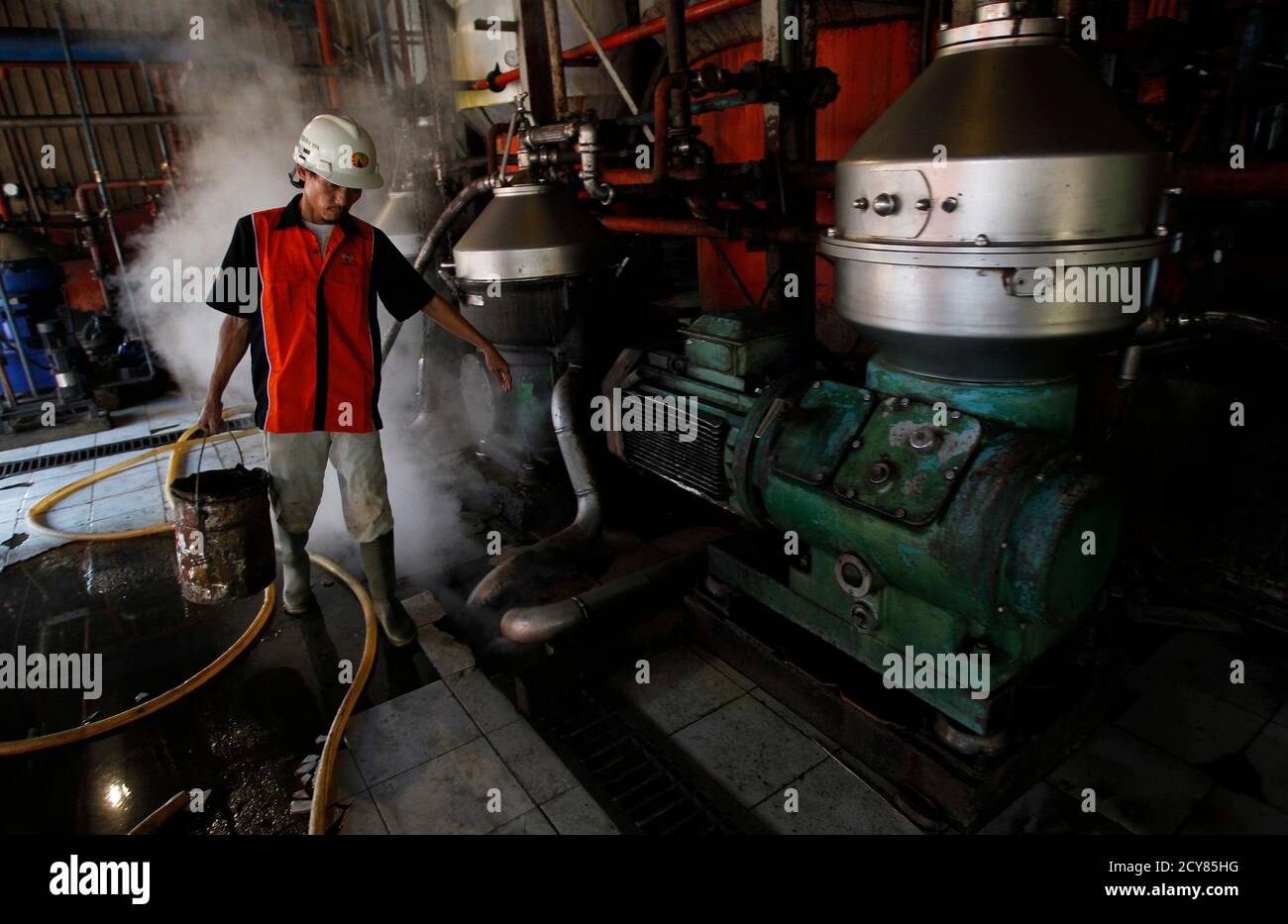 China oil tanker worker hi-res stock photography and images - Alamy