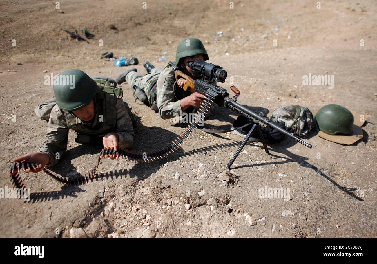 Prone soldier with gun hi-res stock photography and images - Alamy