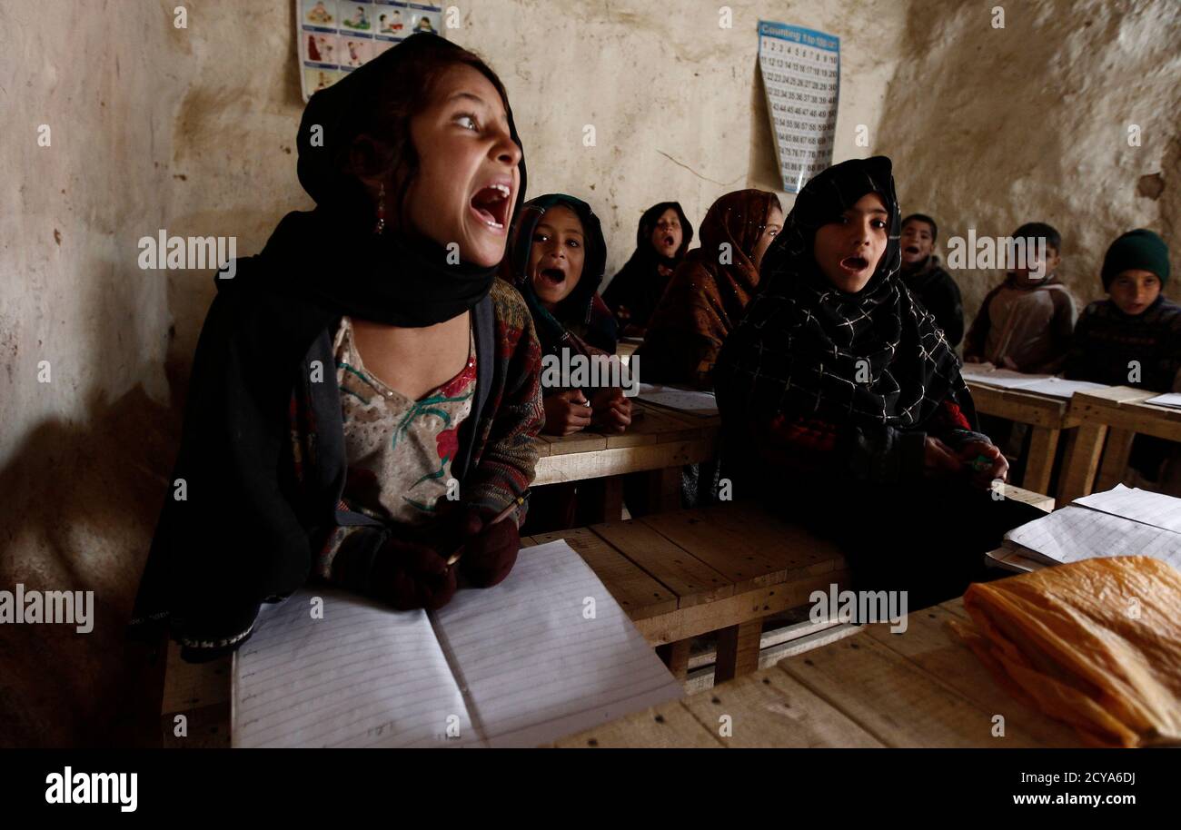 Education class girls pakistan hi-res stock photography and images - Alamy