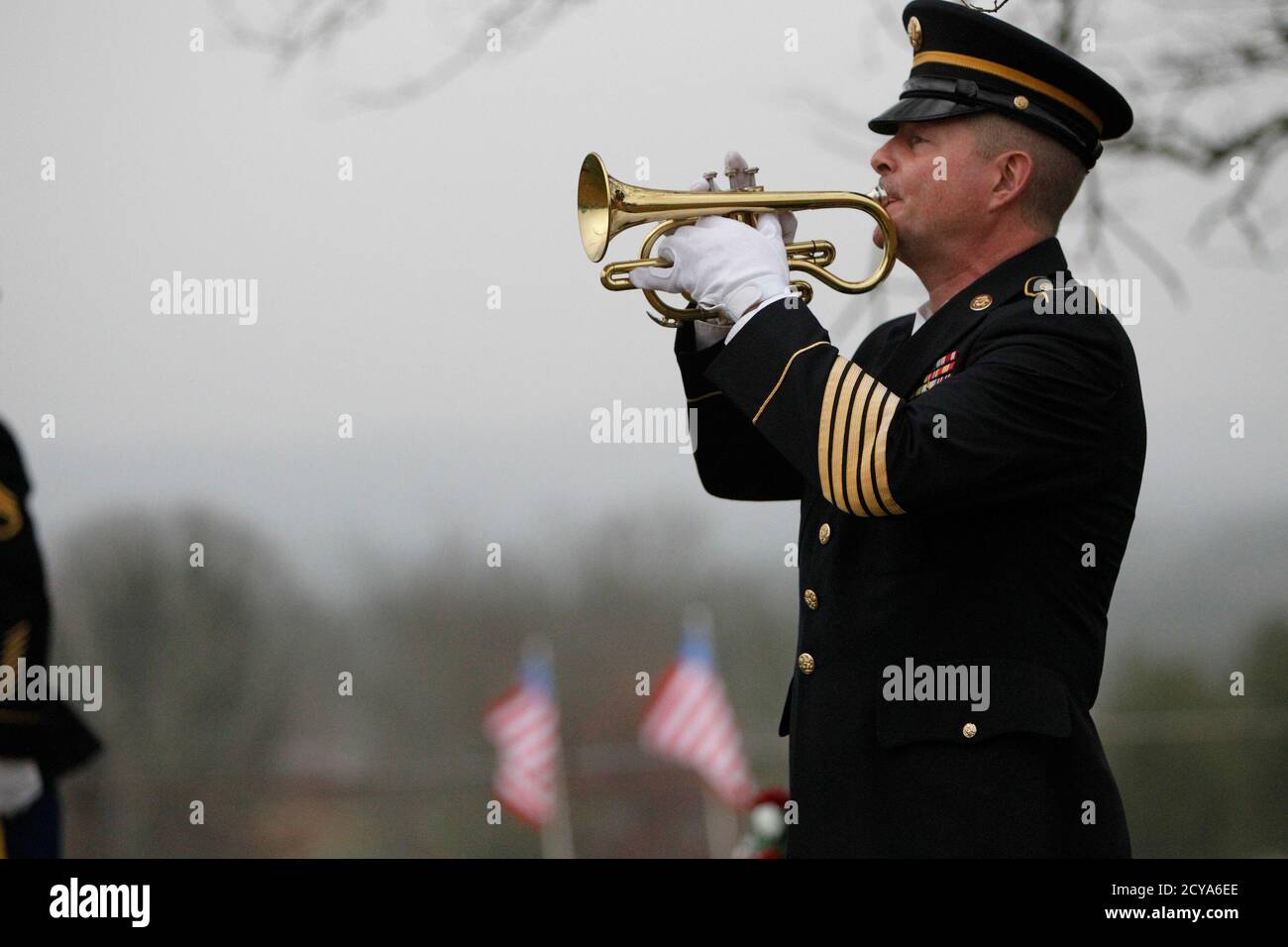 Bugler playing taps hi-res stock photography and images - Alamy