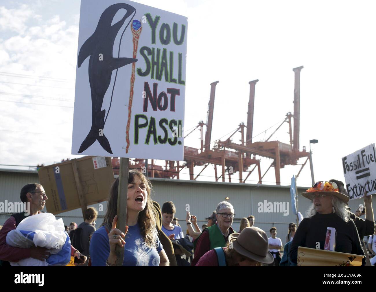 Shell oil rigs hi-res stock photography and images - Alamy