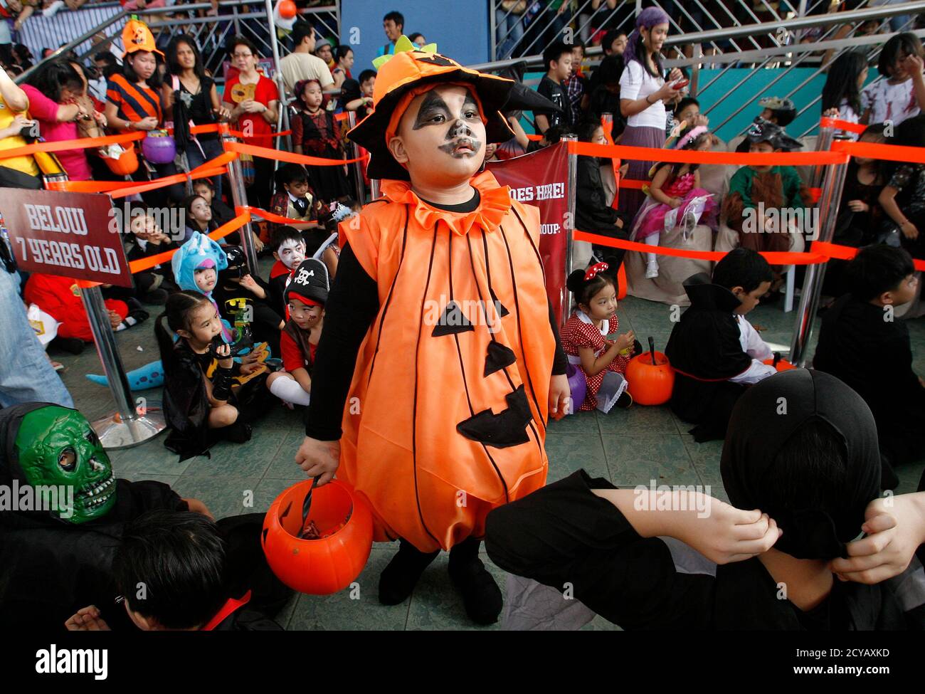 Costume queue hi-res stock photography and images - Alamy