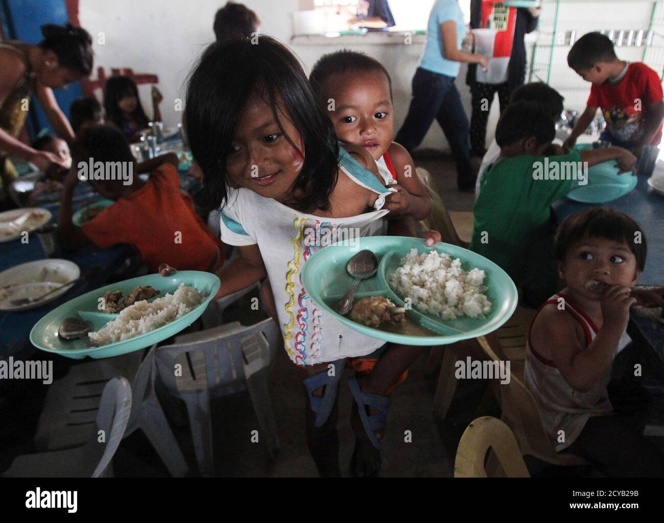 Philippines feeding program hi-res stock photography and images - Alamy
