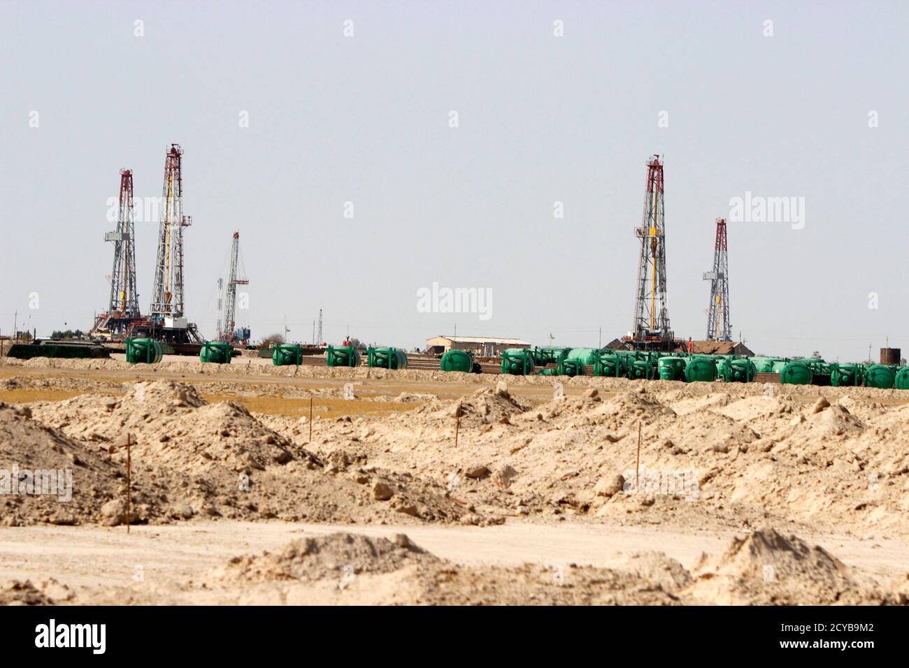 Rumaila oilfields hi-res stock photography and images - Alamy