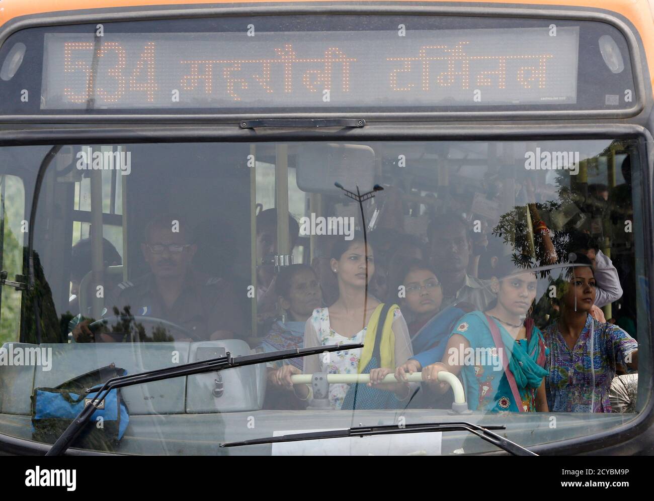 Crowded bus india women hi-res stock photography and images - Alamy