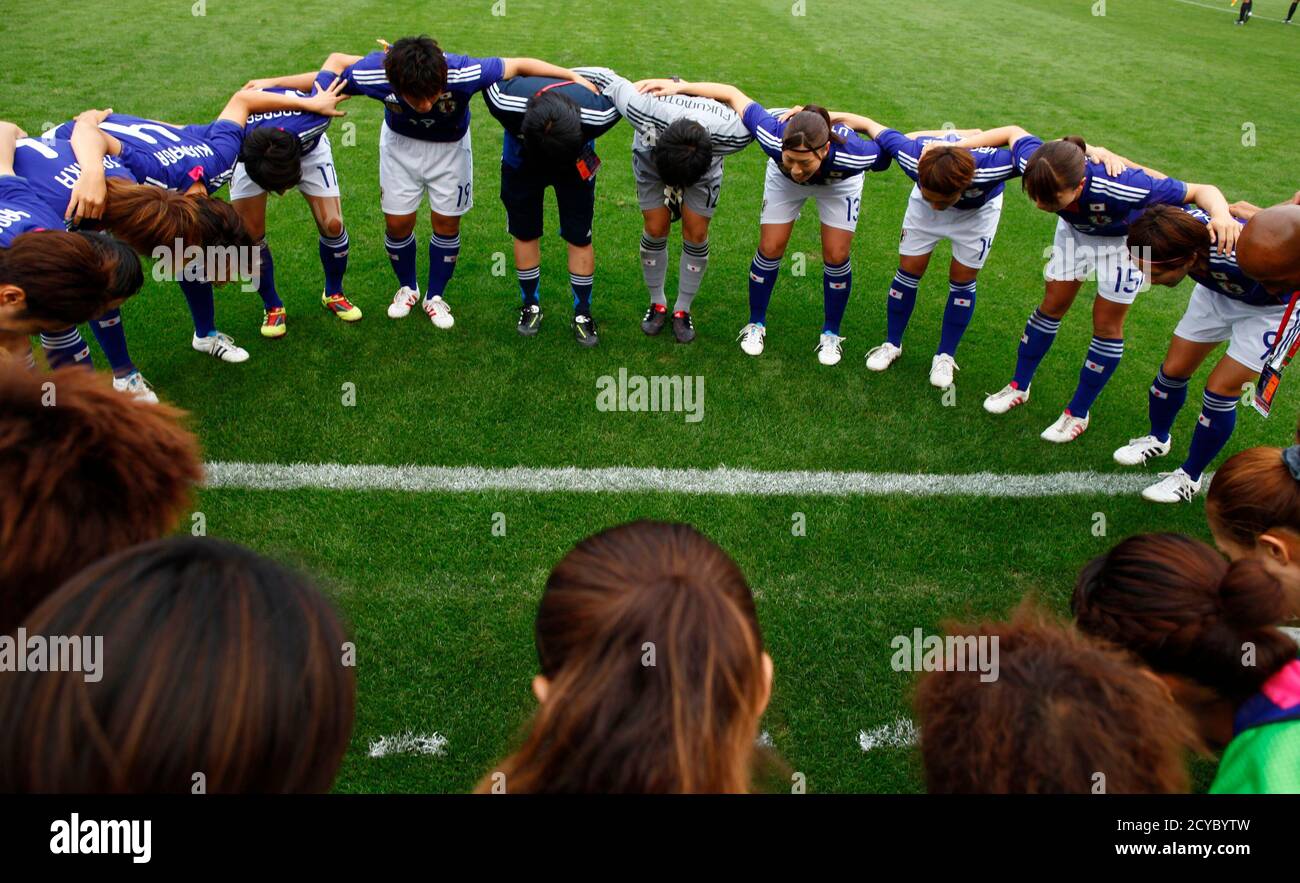Thailand soccer huddle hi-res stock photography and images - Alamy
