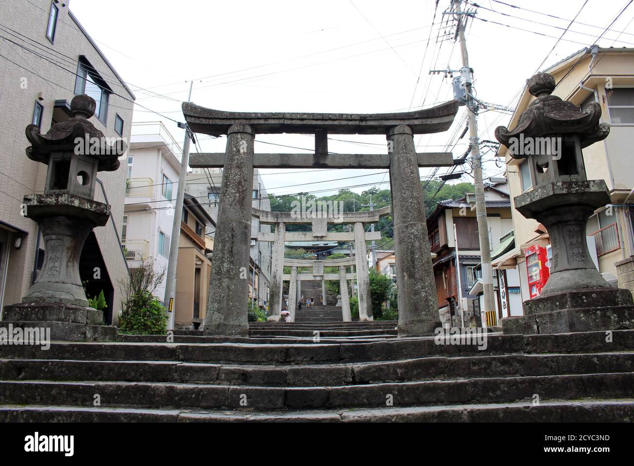 Entering the entrance gate of Suwa Shrine of Nagasaki from the main ...