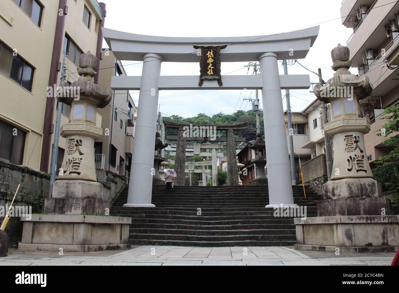 Entering the entrance gate of Suwa Shrine of Nagasaki from the main ...