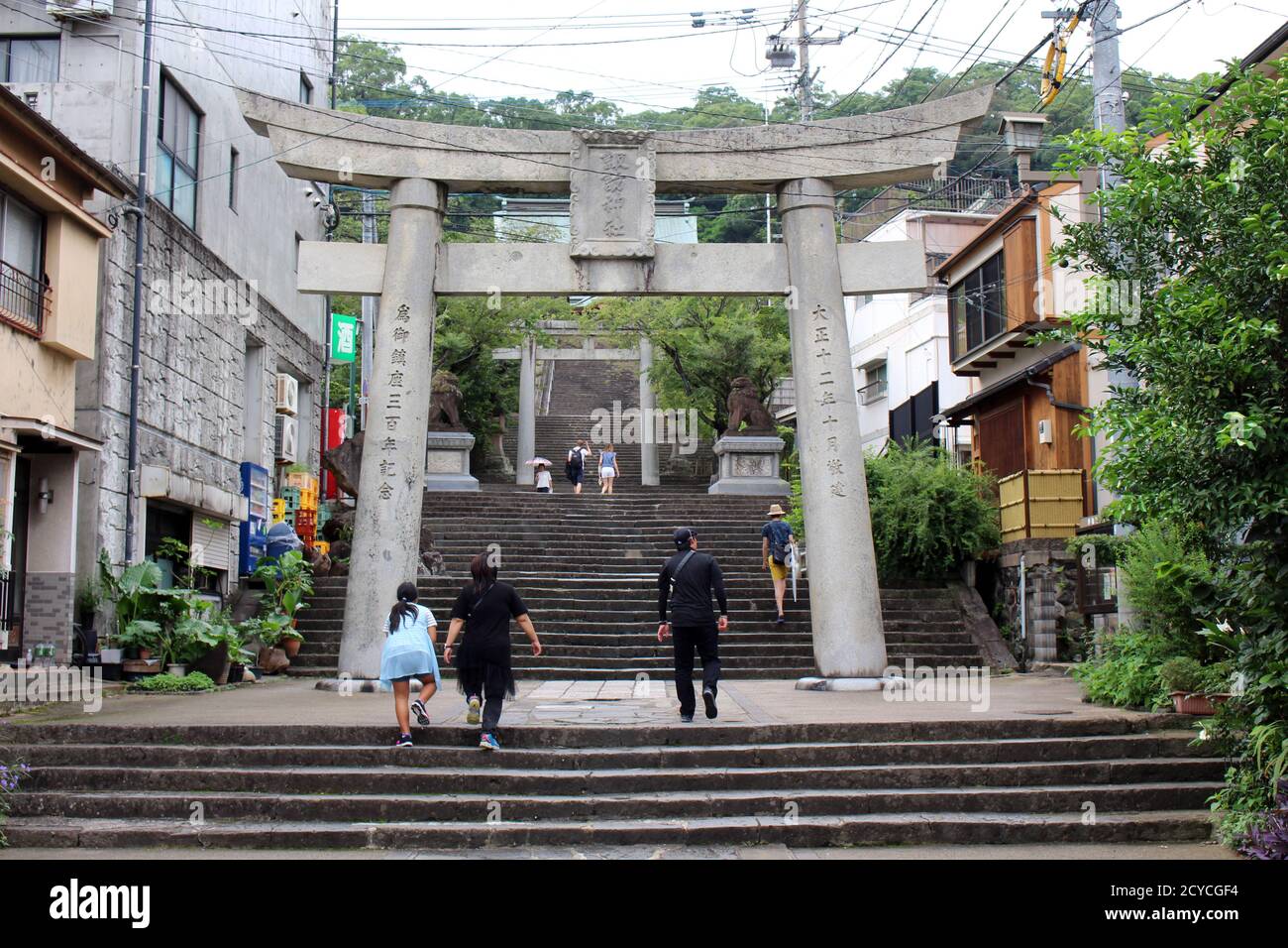Entering the entrance gate of Suwa Shrine of Nagasaki from the main ...