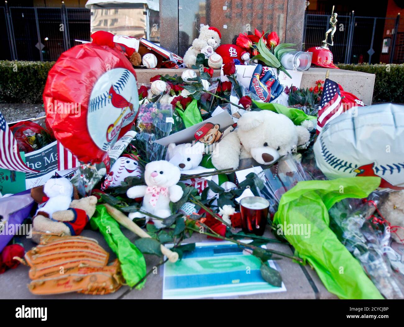 Stan musial statue busch stadium hi-res stock photography and images ...