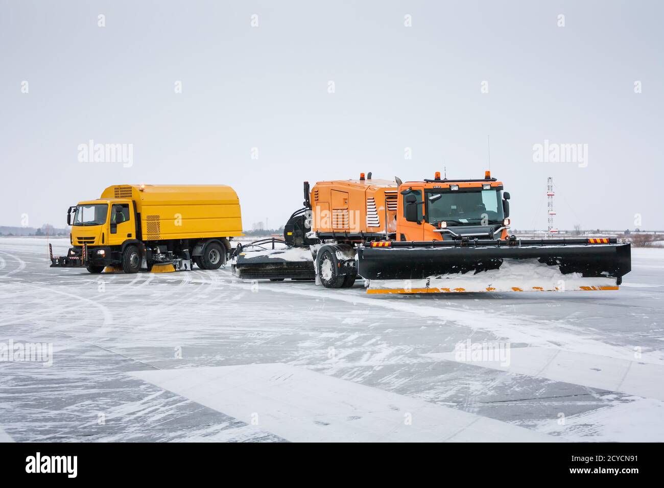 Airfield sweeper-vacuum machine and snowblower universal cleaning truck ...