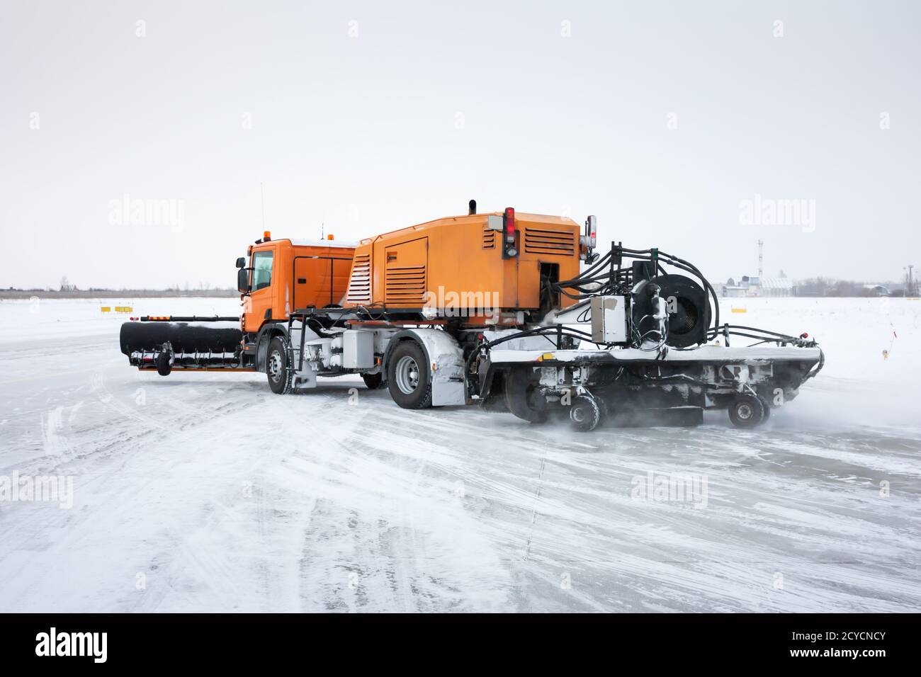 Cleaning runway hi-res stock photography and images - Alamy