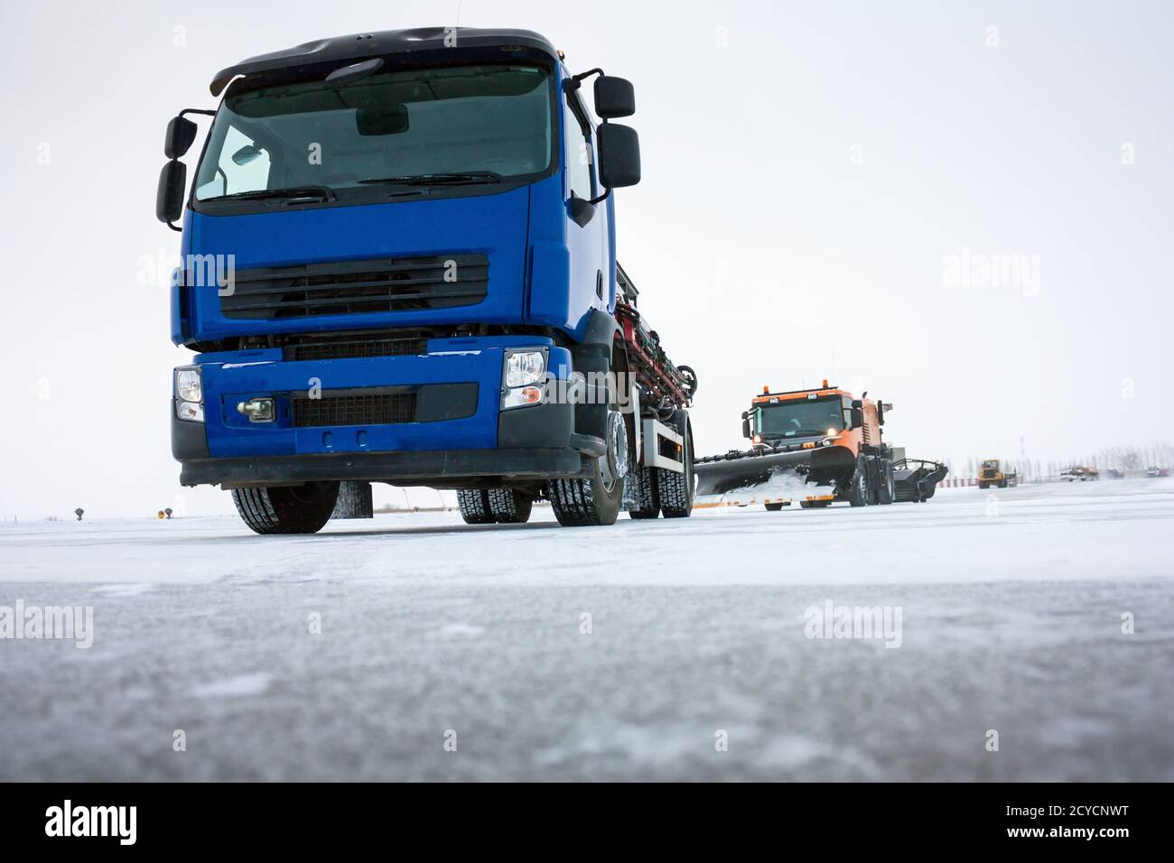 Machine for distribution of liquid anti-icing reagents on runway and ...