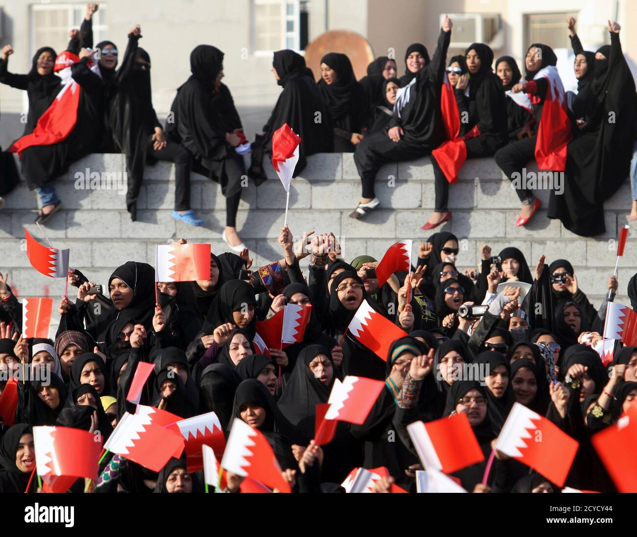 Bahrain women hi-res stock photography and images - Alamy
