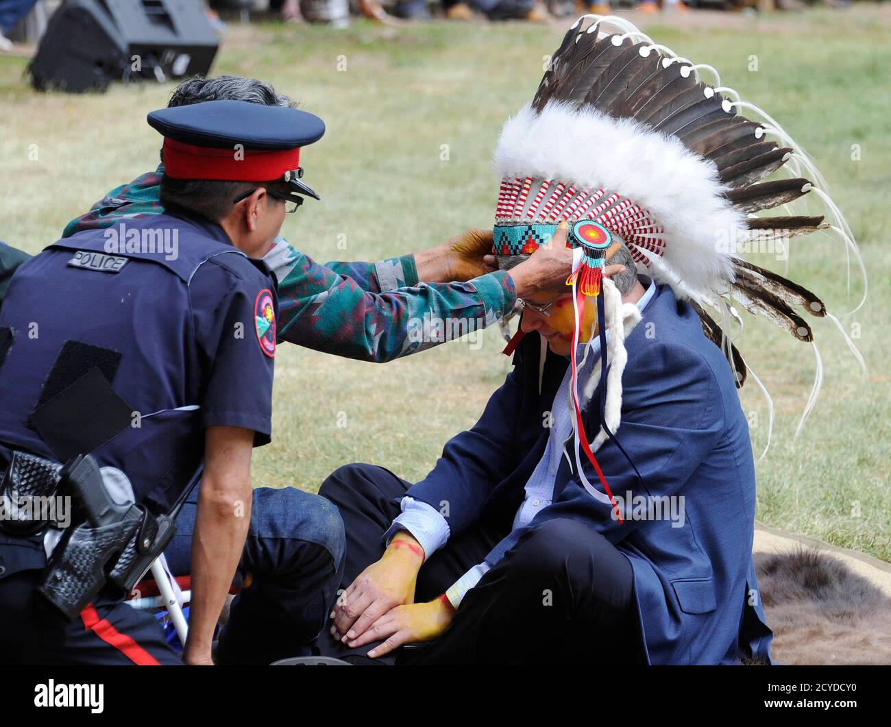 Canadian indian headdress hi-res stock photography and images - Alamy