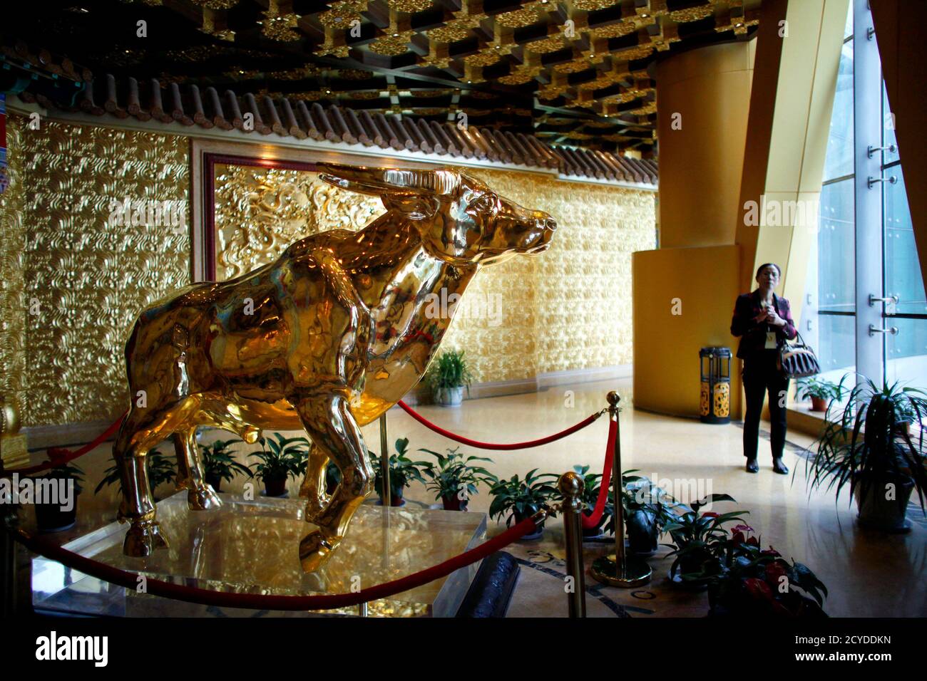 China solid gold statue hi-res stock photography and images - Alamy