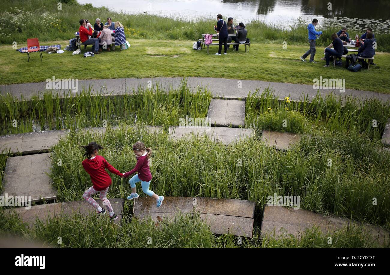 Hever castle water maze hi-res stock photography and images - Alamy